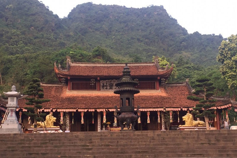 Thi công cây cảnh ở chùa Hương